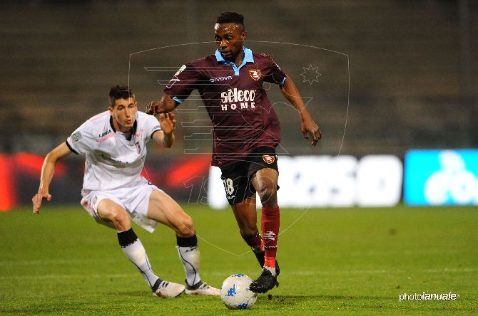 Salernitana, ufficializzato il rinnovo del centrocampista Jean Daniel ...