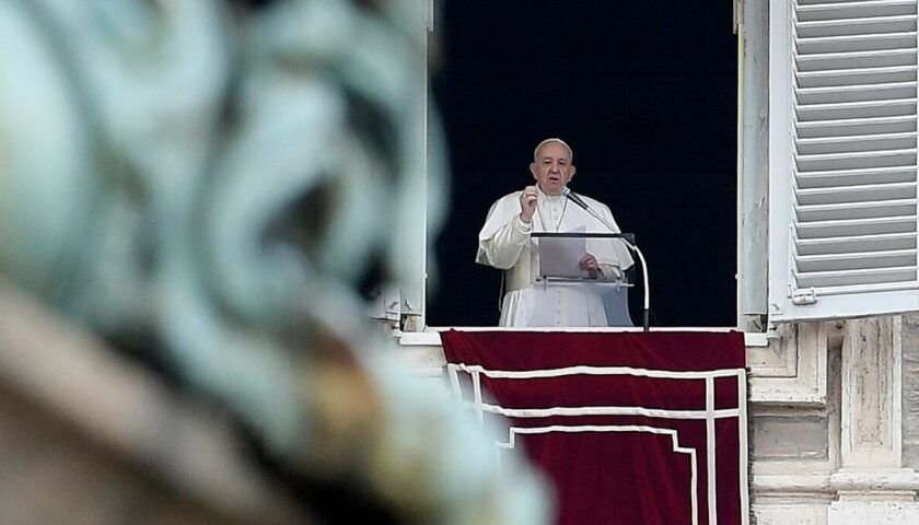 Papa Francesco si affaccia alla finestra per la prima volta dopo il ...
