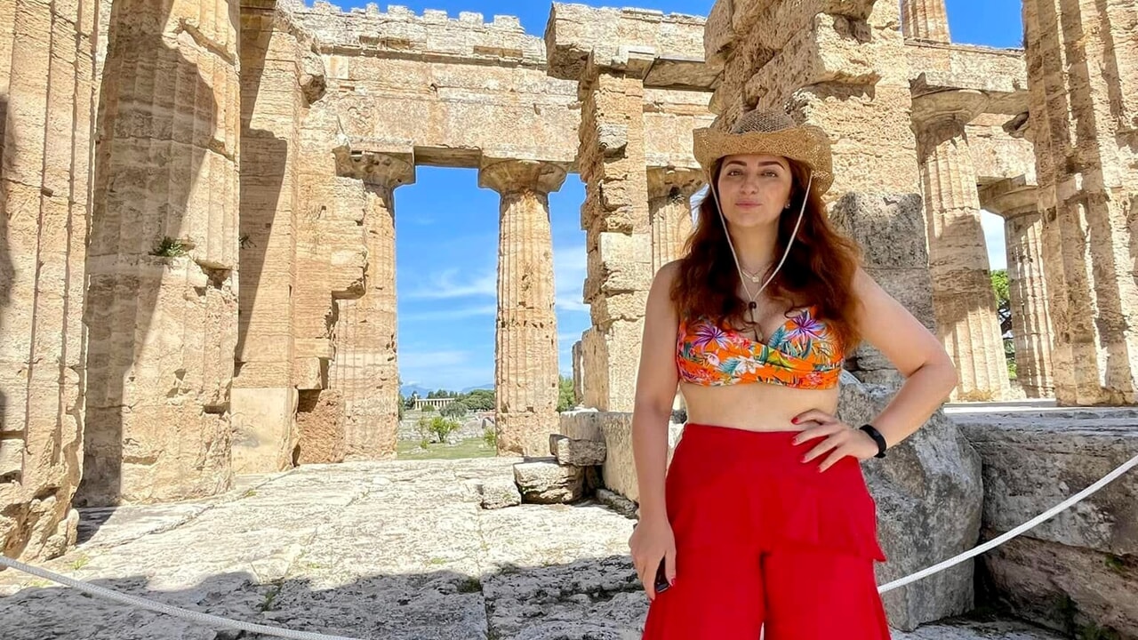 Abito troppo succinto, porte sbarrate del Parco Archeologico di Paestum per la cantante Elisa ...
