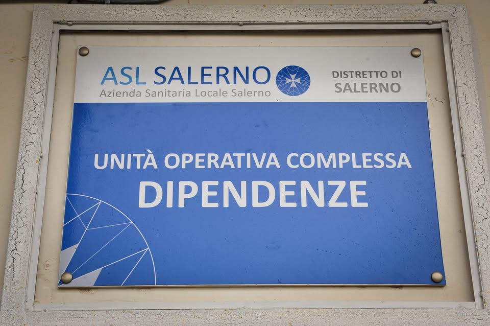 Salerno, aggressione agli operatori del Serd e pugni contro il vetro ...