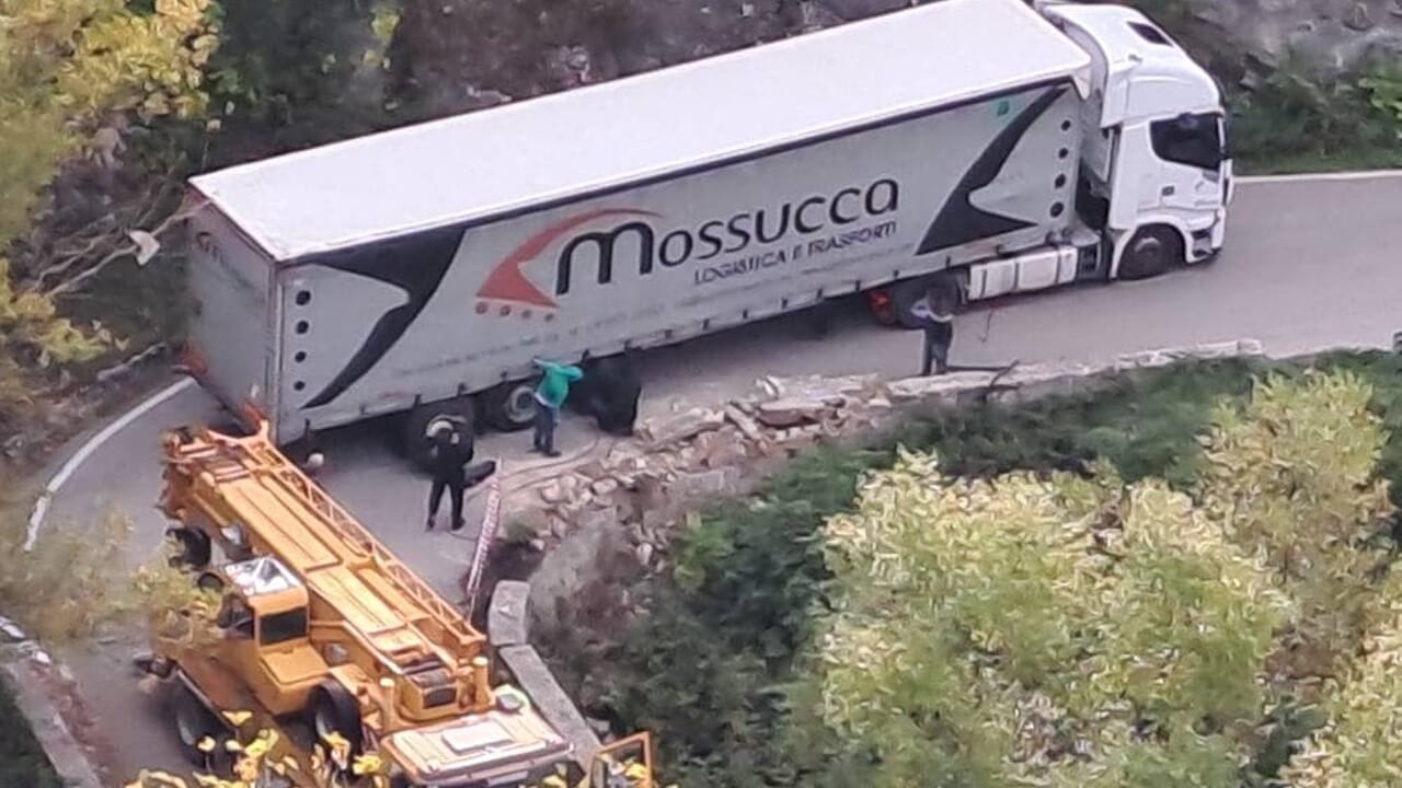 Santomenna, camion resta bloccato dopo essere finito fuori strada - il ...
