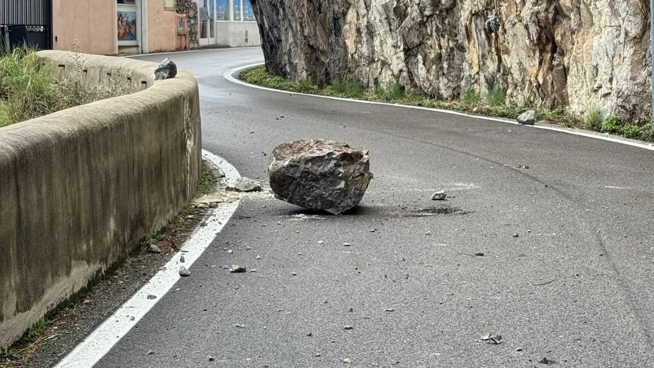 Amalfitana chiusa al transito a Furore per un distacco di un masso - il ...